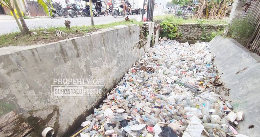 Drainase di Kawasan Aloe Saboe Tersumbat Botol Plastik - Gorontalopost.co.id